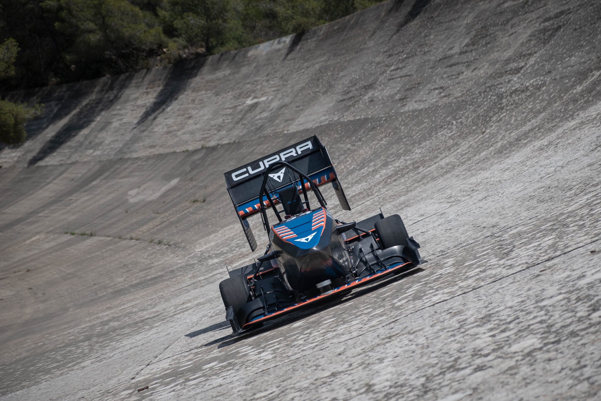 Uns alumnes de la UPC posen a prova a l’Autòdrom un prototip de vehicle ...